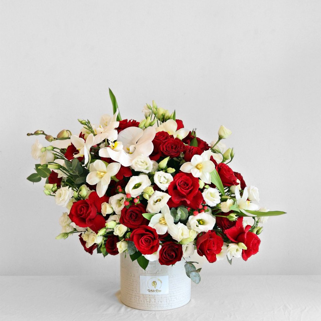 Grandiose flower Vase - White Rose Flowers