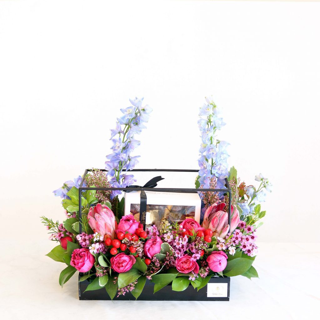 Infinite chocolate stand - White Rose Flowers